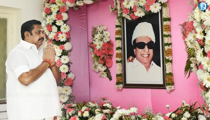 எம்ஜிஆரின் 107வது பிறந்தநாளை முன்னிட்டு அவரது உருவப் படத்திற்கு இபிஎஸ் மலர் தூவி மரியாதை ...