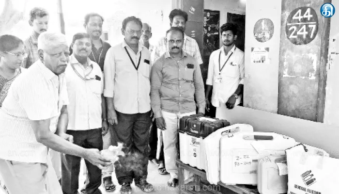 தேர்தல் அமைதியாக நடக்க வேண்டி வாக்குப்பதிவு இயந்திரங்களுக்கு சிறப்பு பூஜை - Dinakaran